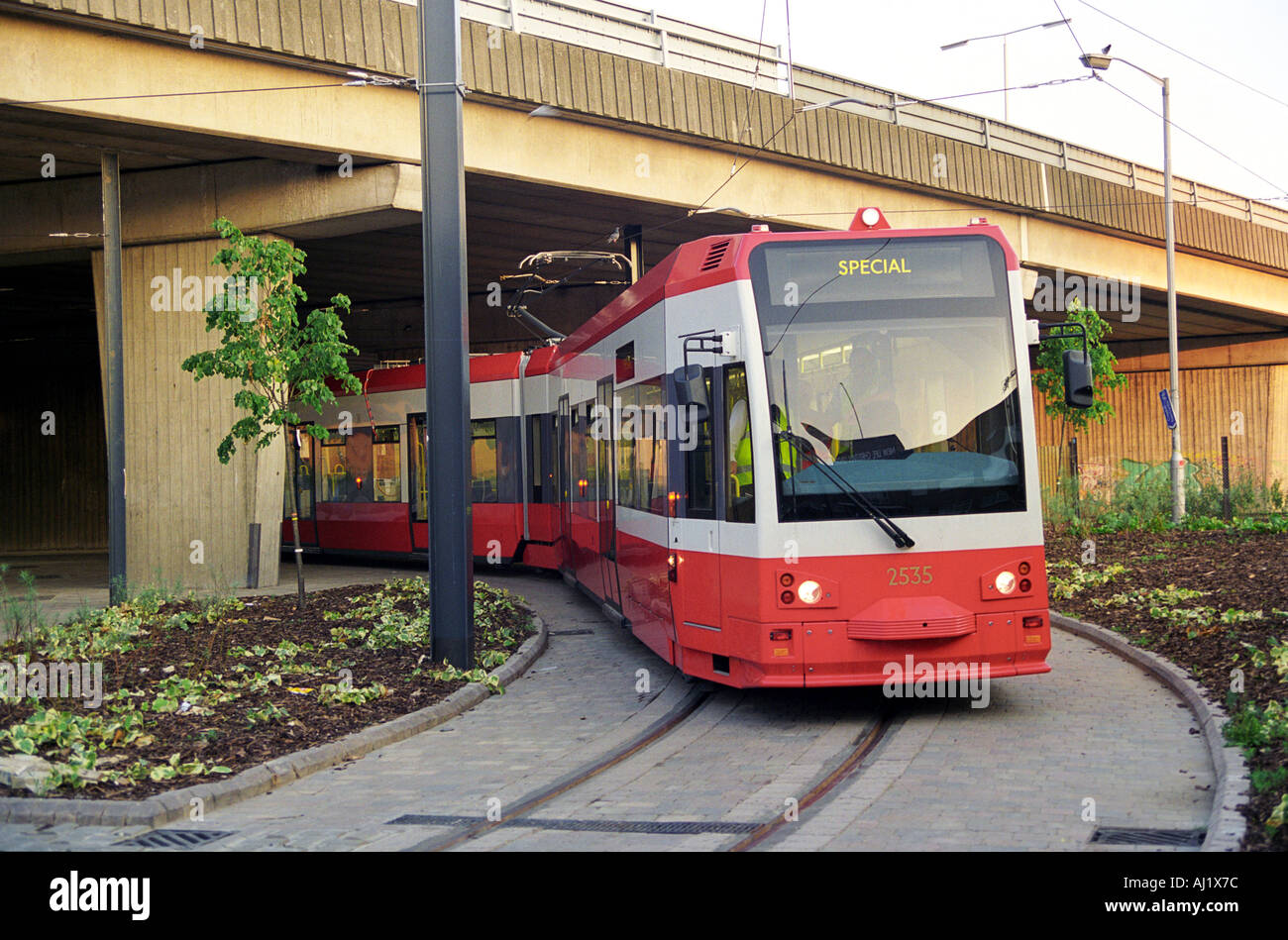 The first tram to run in Croydon under its own power since 1951 passes ...