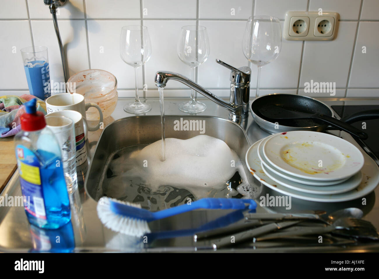 Cleaning of dishes by hand in a private kitchen Stock Photo - Alamy