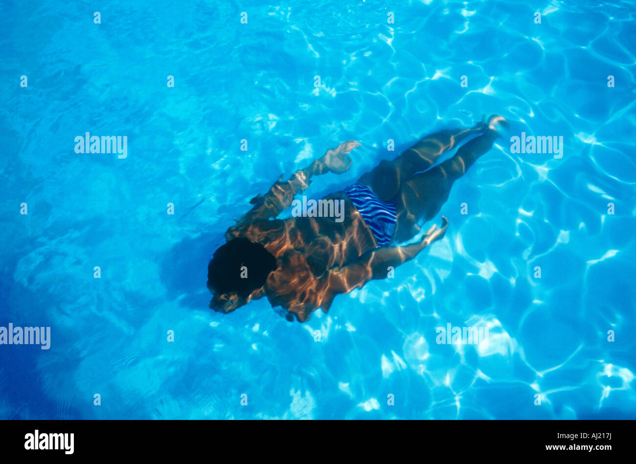 man swimming underwater in swimming pool Stock Photo - Alamy