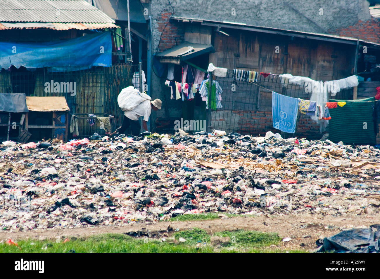Poverty dump poor southeast asia hi-res stock photography and images - Alamy