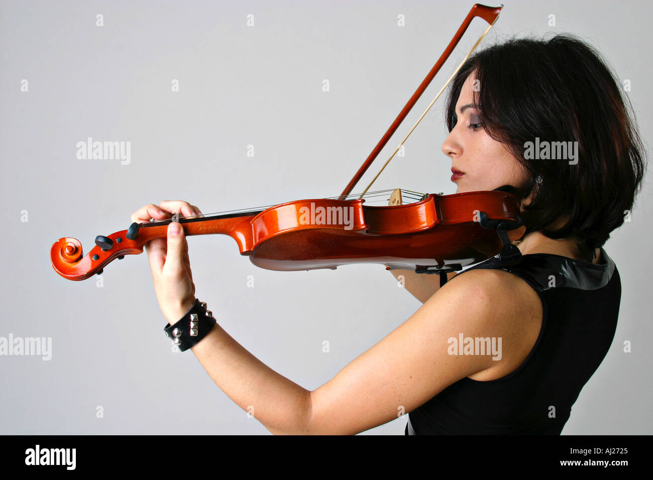 Young woman with heavy rock or punk appearance playing the violin Stock ...