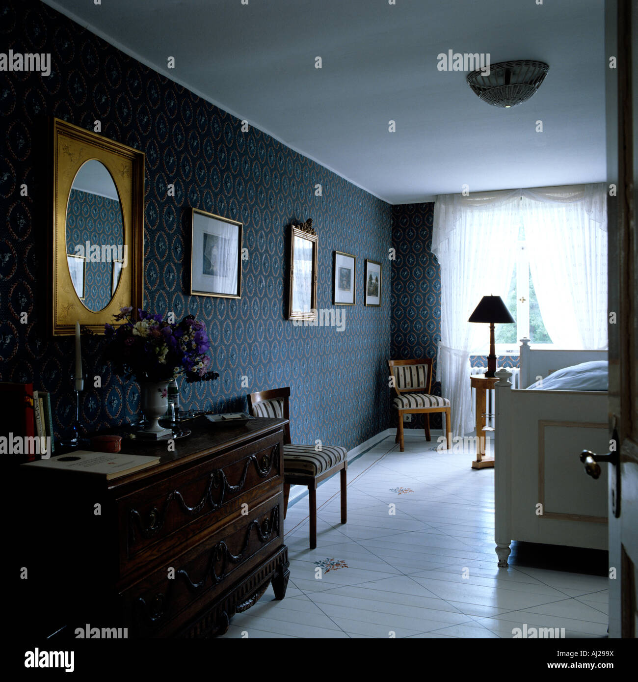 Stately home interior wallpaper hi-res stock photography and images - Alamy