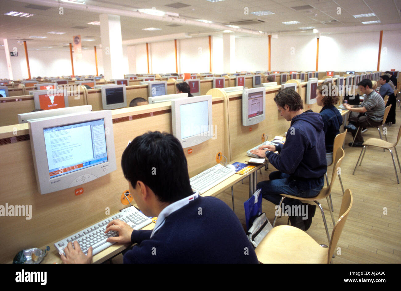 Internet cafe hi-res stock photography and images - Alamy