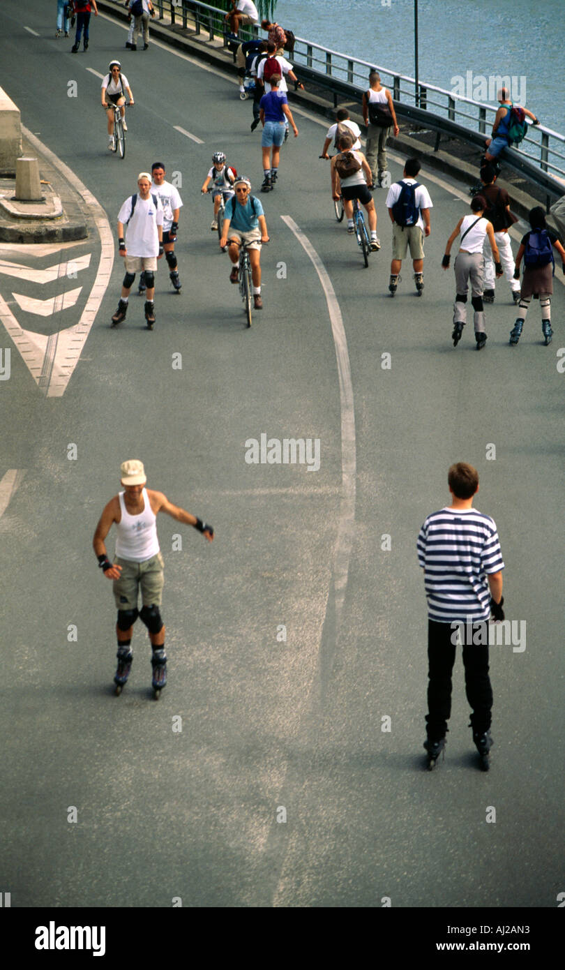 Roller bladers hi-res stock photography and images - Alamy