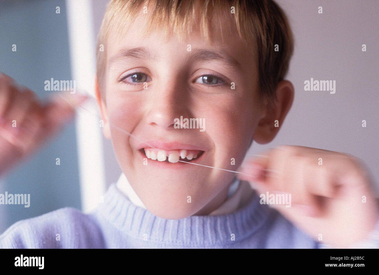 kid flossing teeth Stock Photo - Alamy