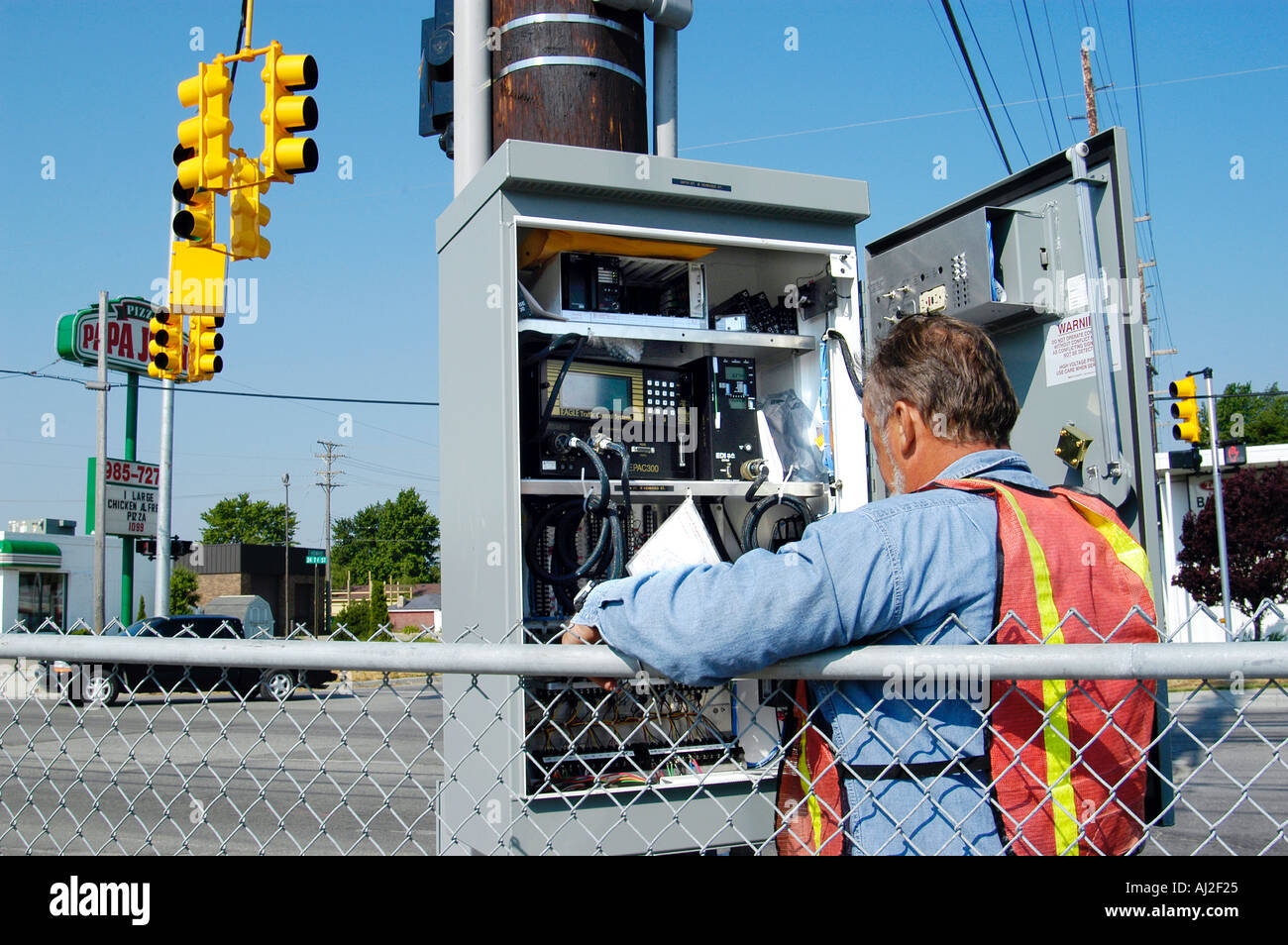 Worker Fixes Traffic Light Stock Photo - Alamy