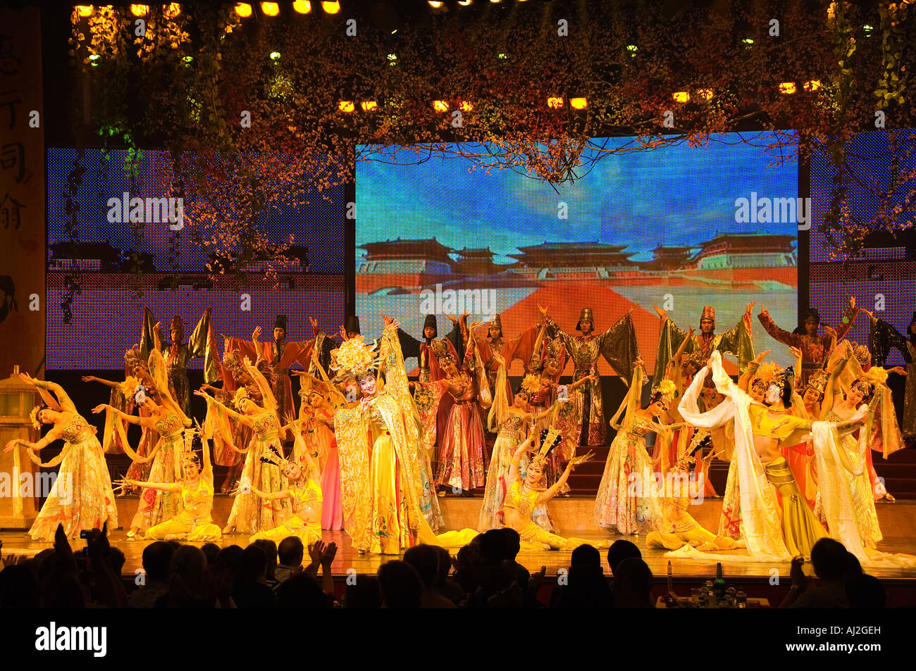 Tang dynasty dance hi-res stock photography and images - Alamy