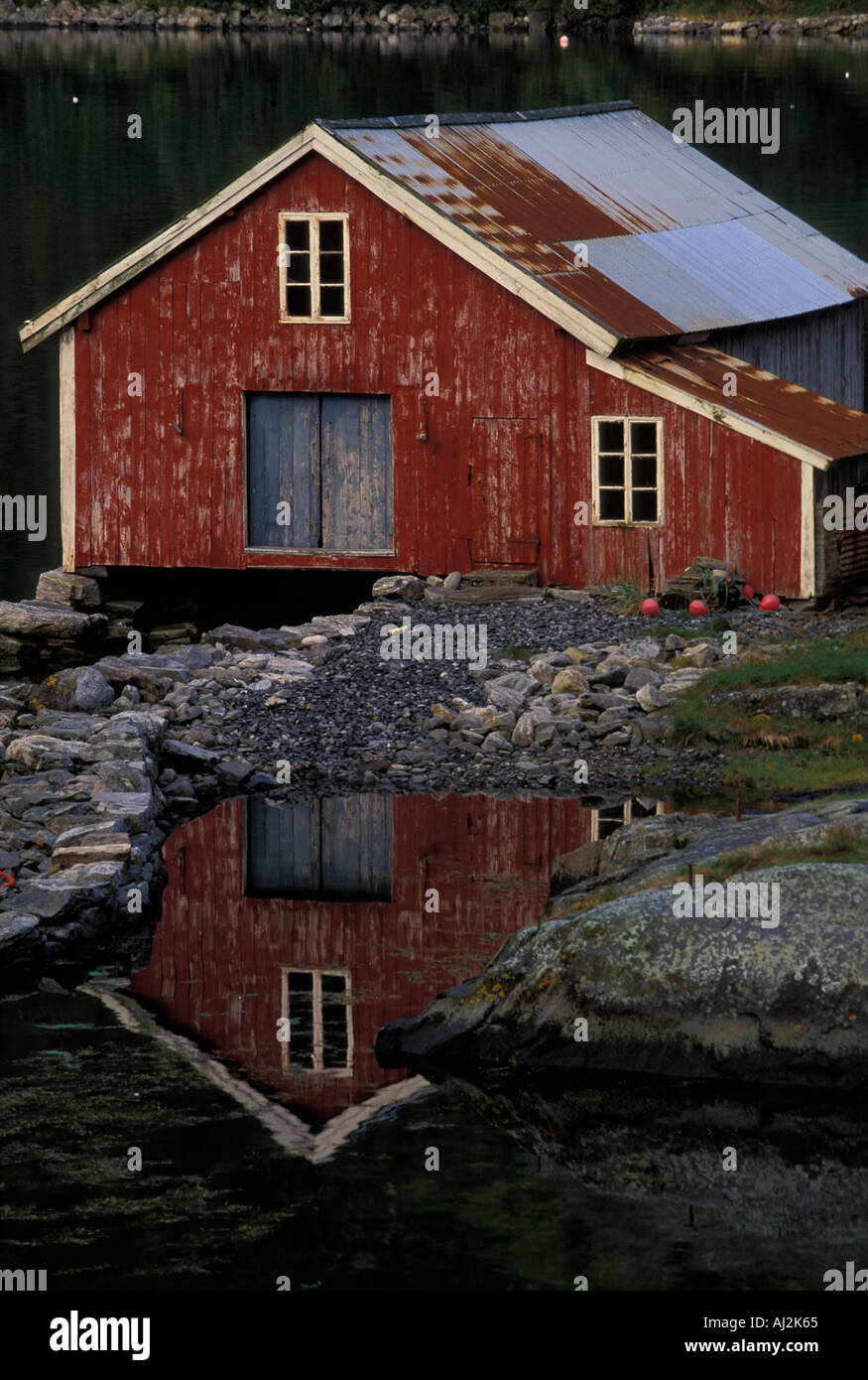Small farms nestled along a small fjord near Måloy on Norway s west ...