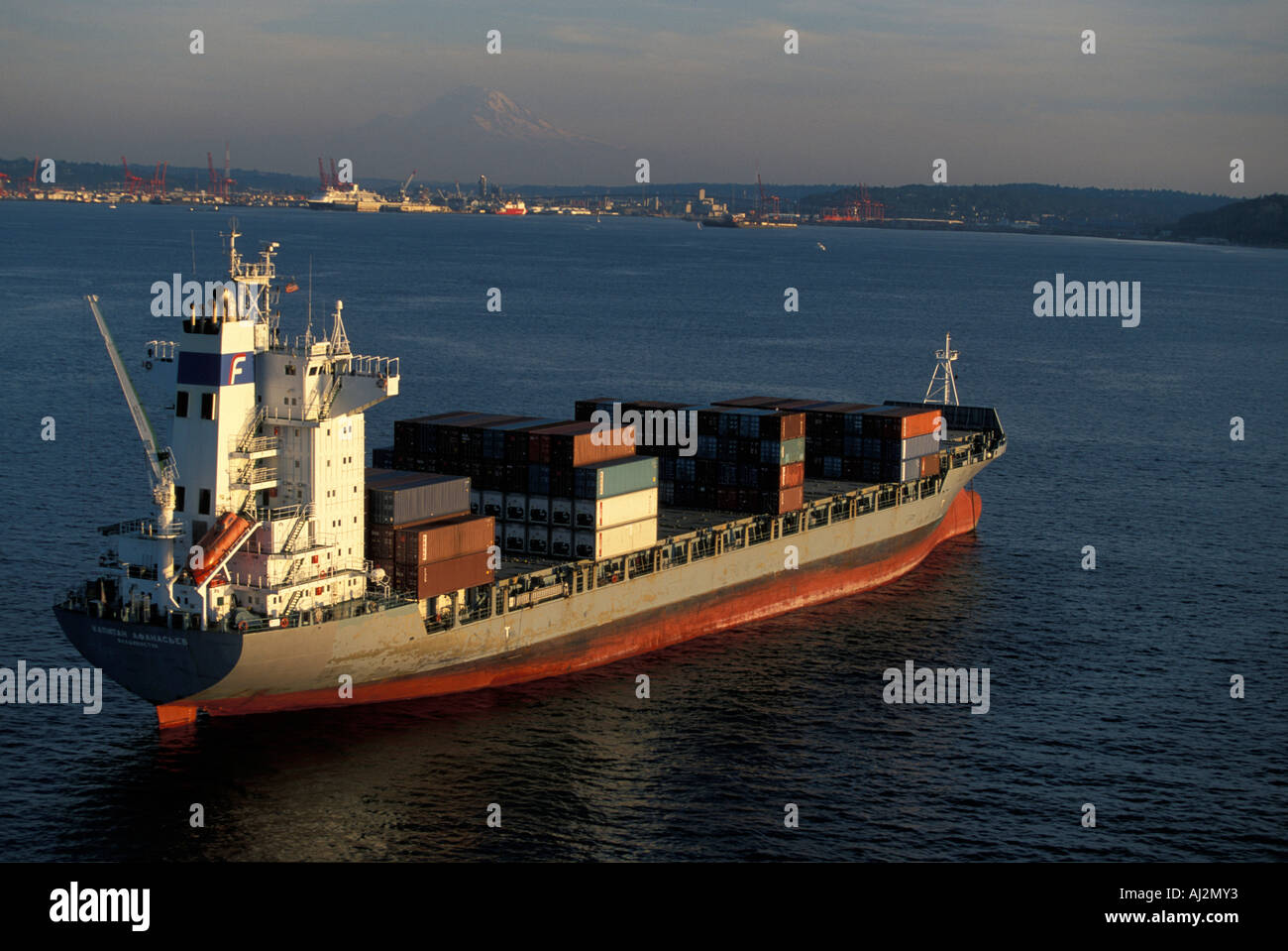Cargo ship aerial seattle hi-res stock photography and images - Alamy