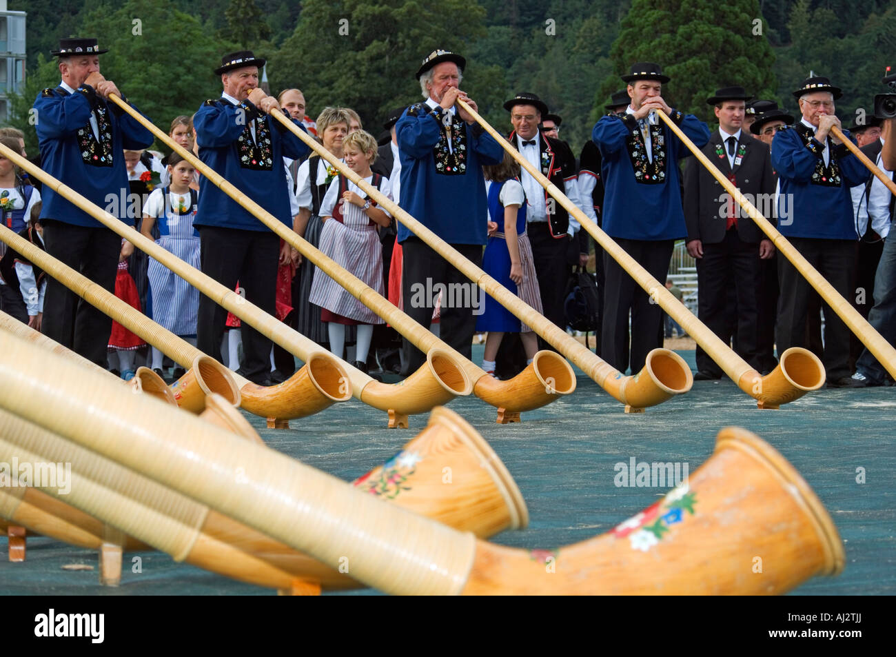 Traditional horn blowers at the Unspunnen Bicentenary Festival ...