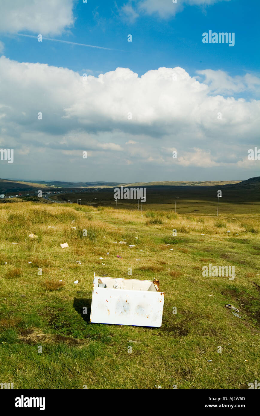 Fridge discarded fly tipping dumped hi-res stock photography and images ...