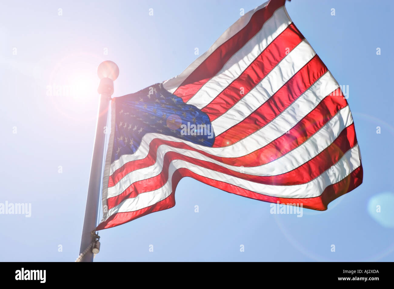 Sun behind american flag hi-res stock photography and images - Alamy