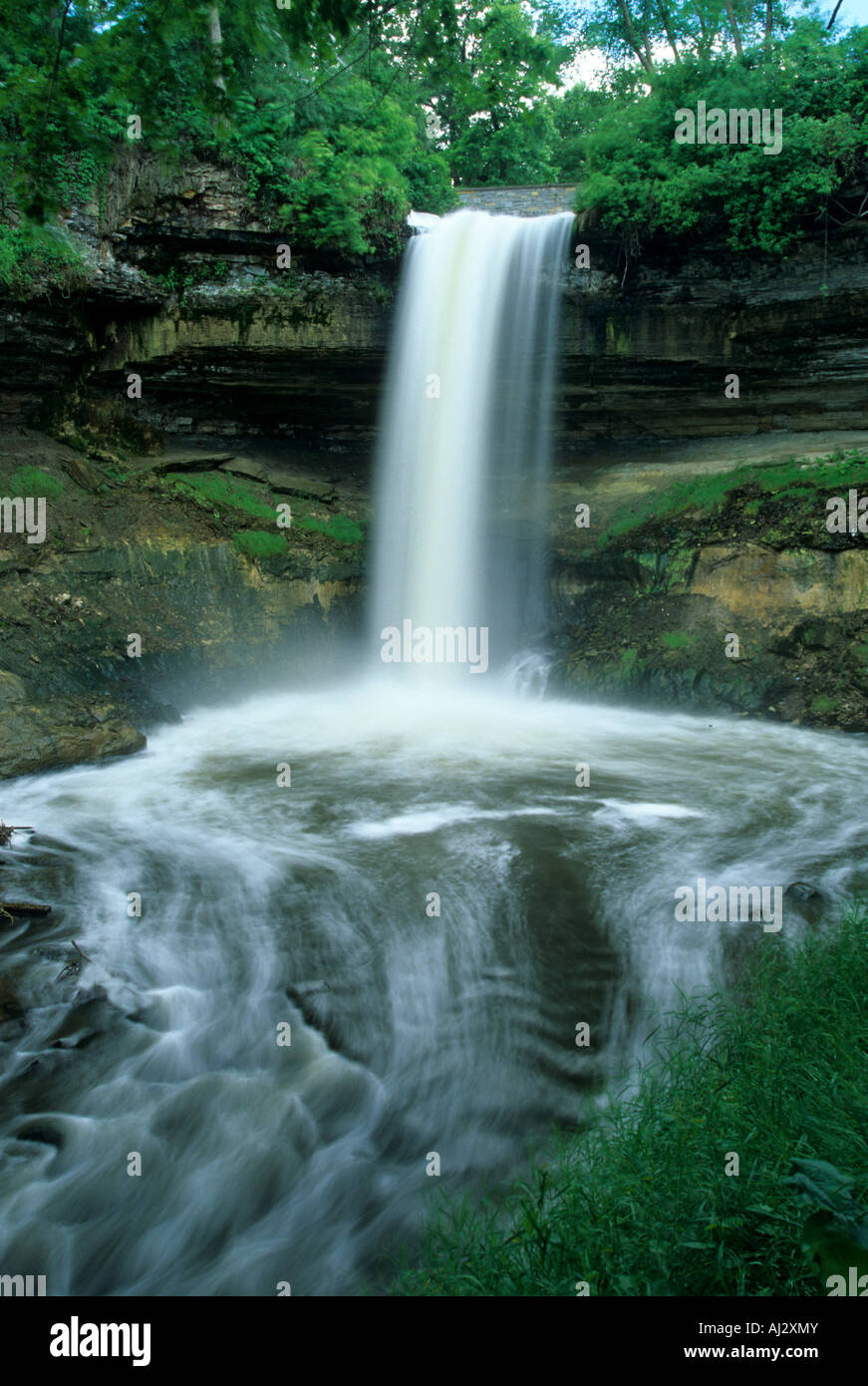 MINNEHAHA FALLS AND CREEK IN MINNEHAHA PARK, MINNEAPOLIS, MINNESOTA ...
