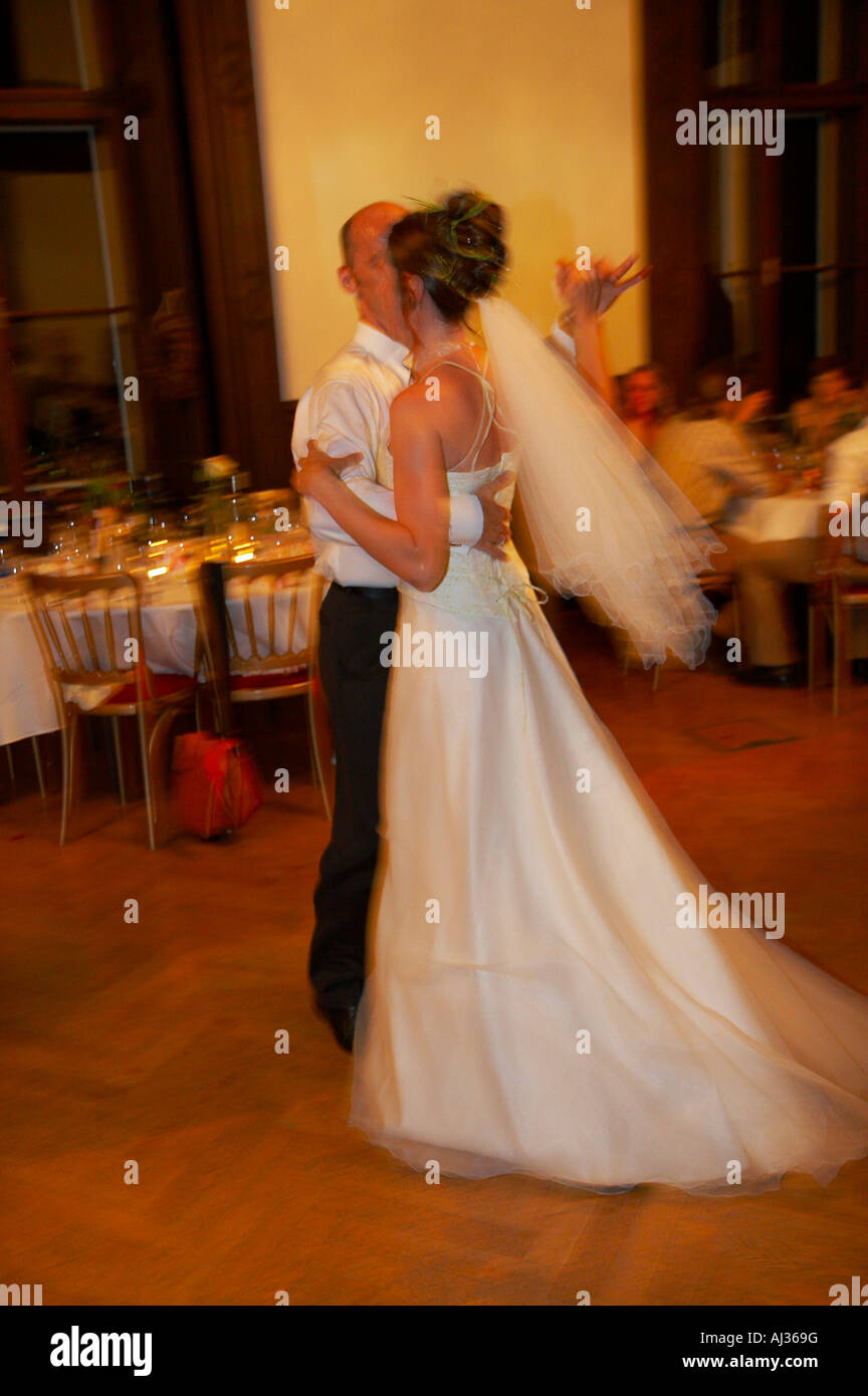 bridal couple dancing Stock Photo - Alamy