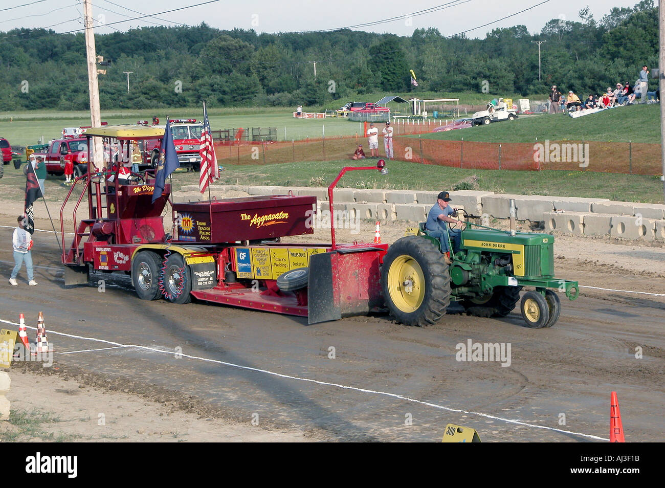 Tractor pull compete hi-res stock photography and images - Alamy