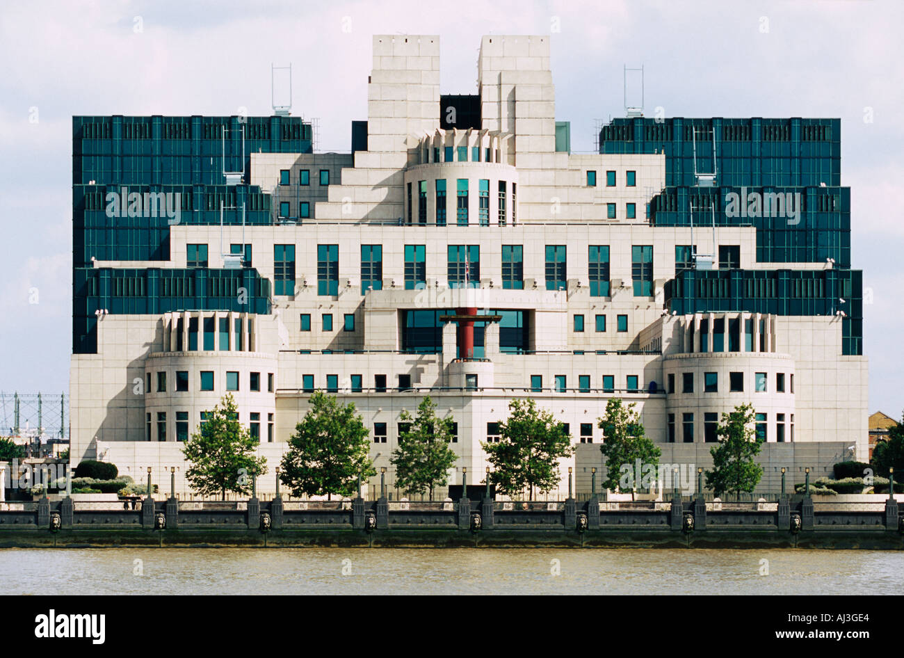 The headquarters of MI6 British military intelligence on the bank of ...