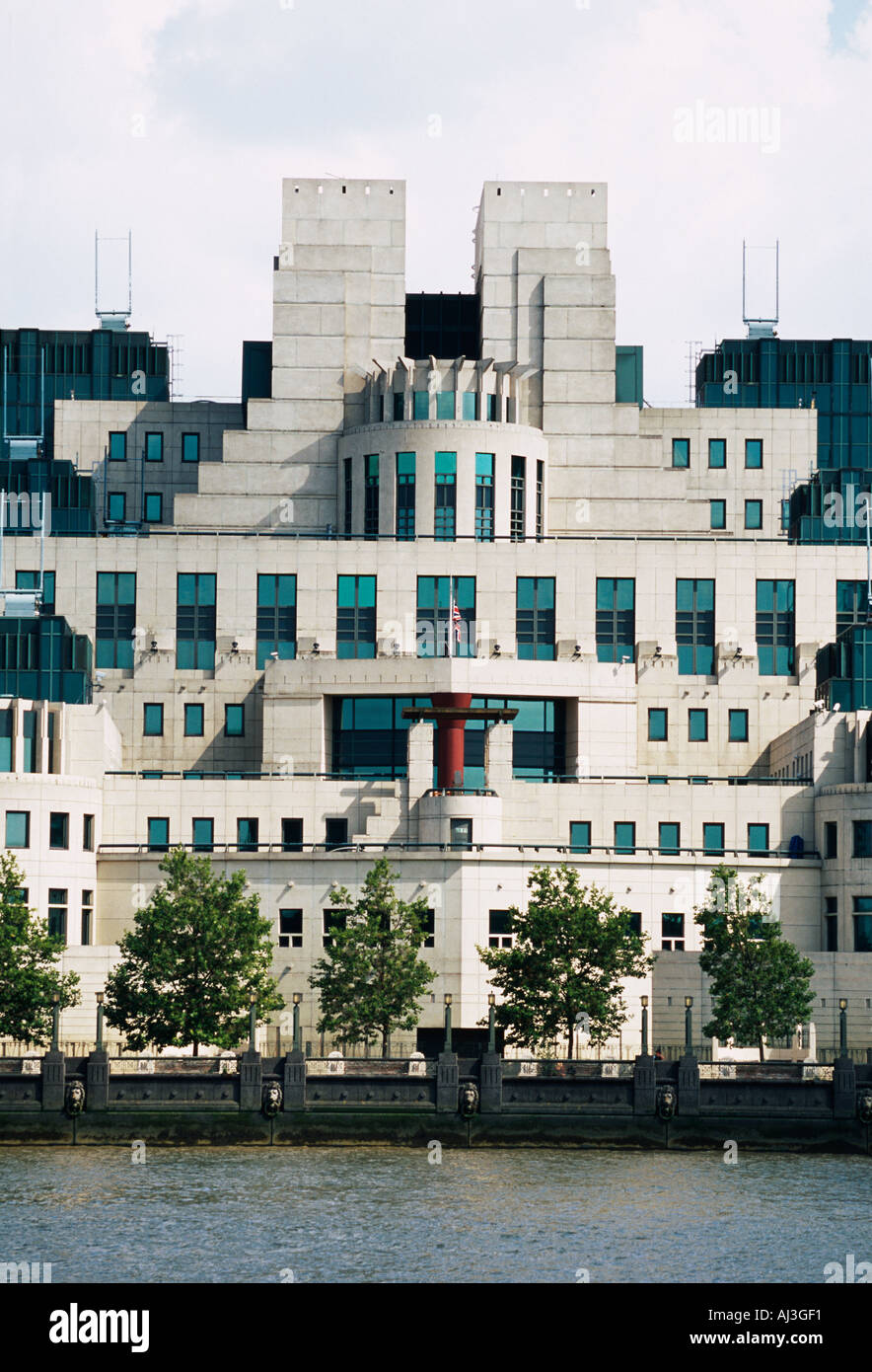 The headquarters of MI6 British military intelligence on the bank of ...