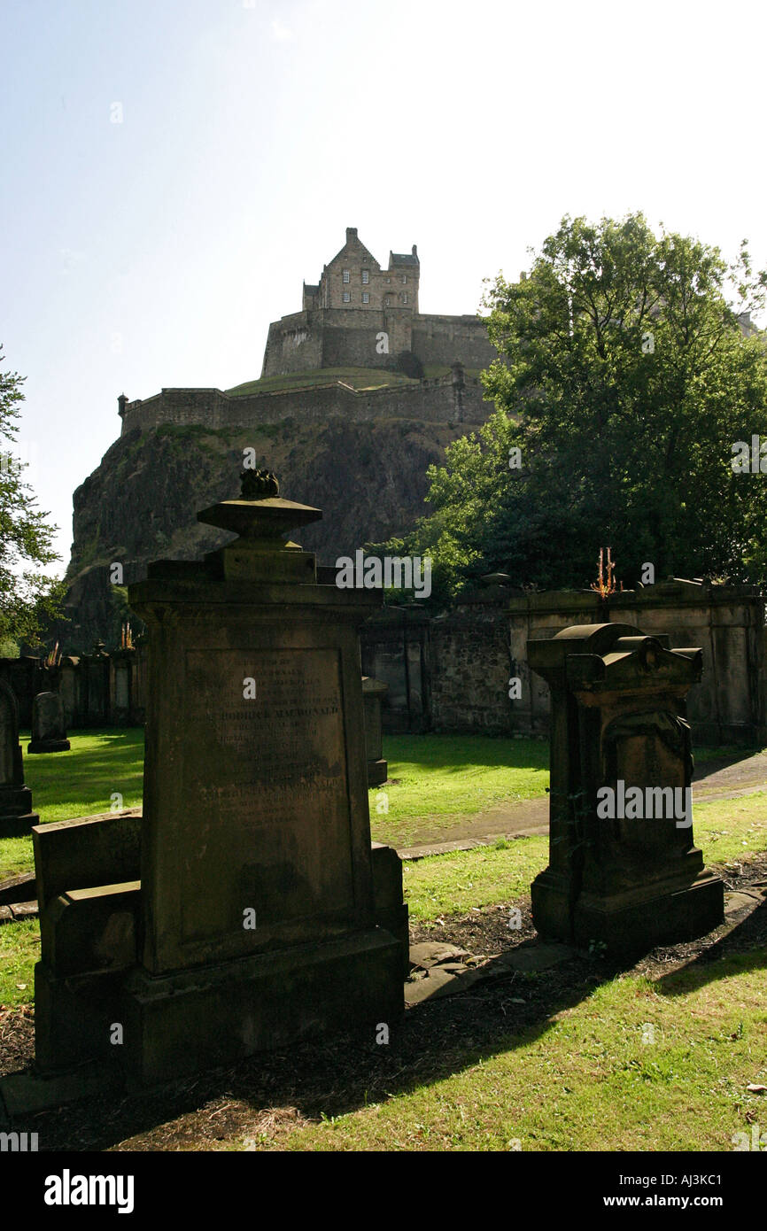 Edinburgh cemetary with a view of Edingburgh castle Edingburgh Stock ...