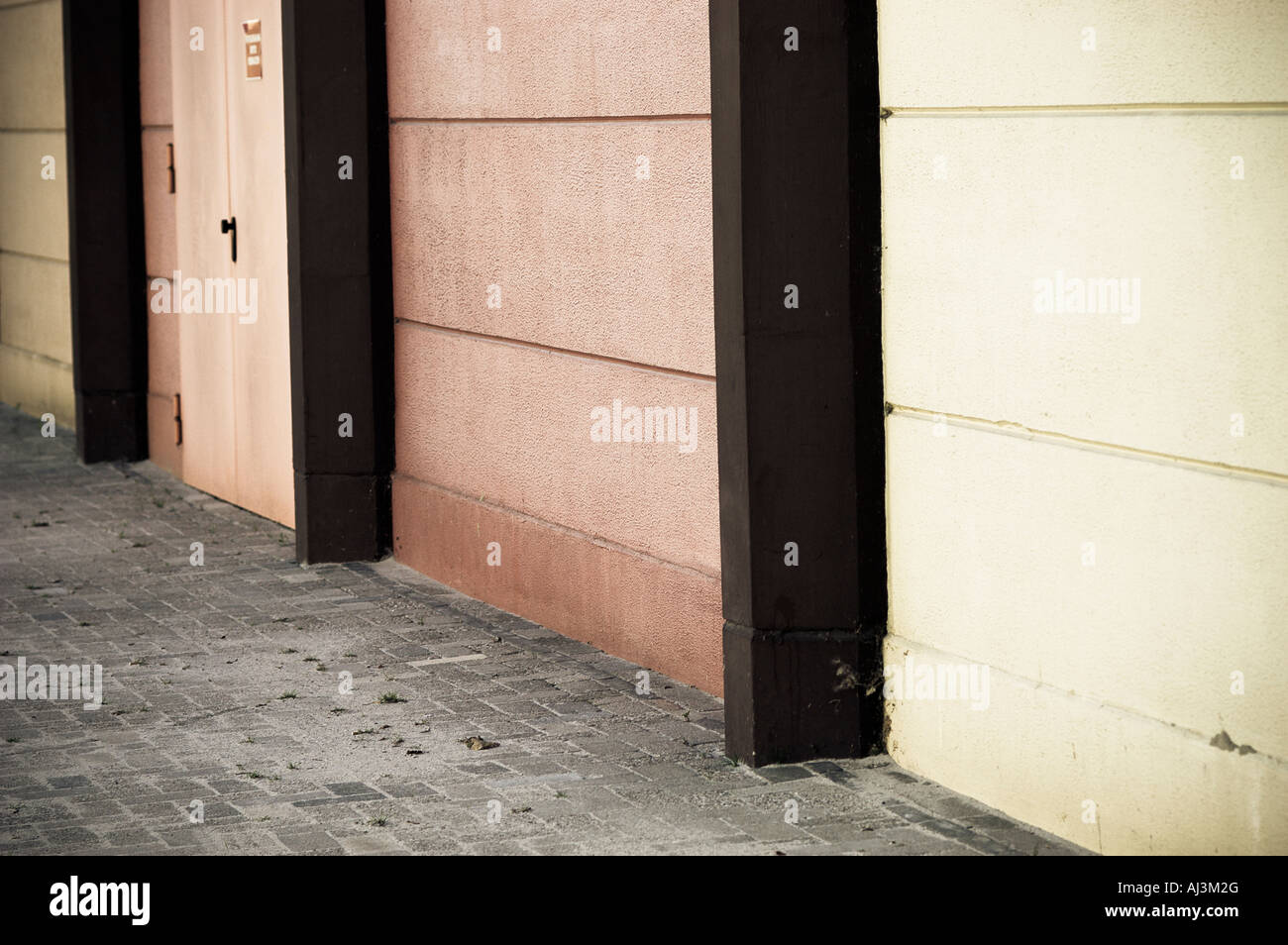 Wall constructed of prebuilt concrete segments Stock Photo - Alamy