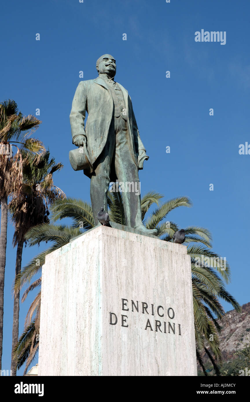 Standing proud bronze statue hi-res stock photography and images - Alamy