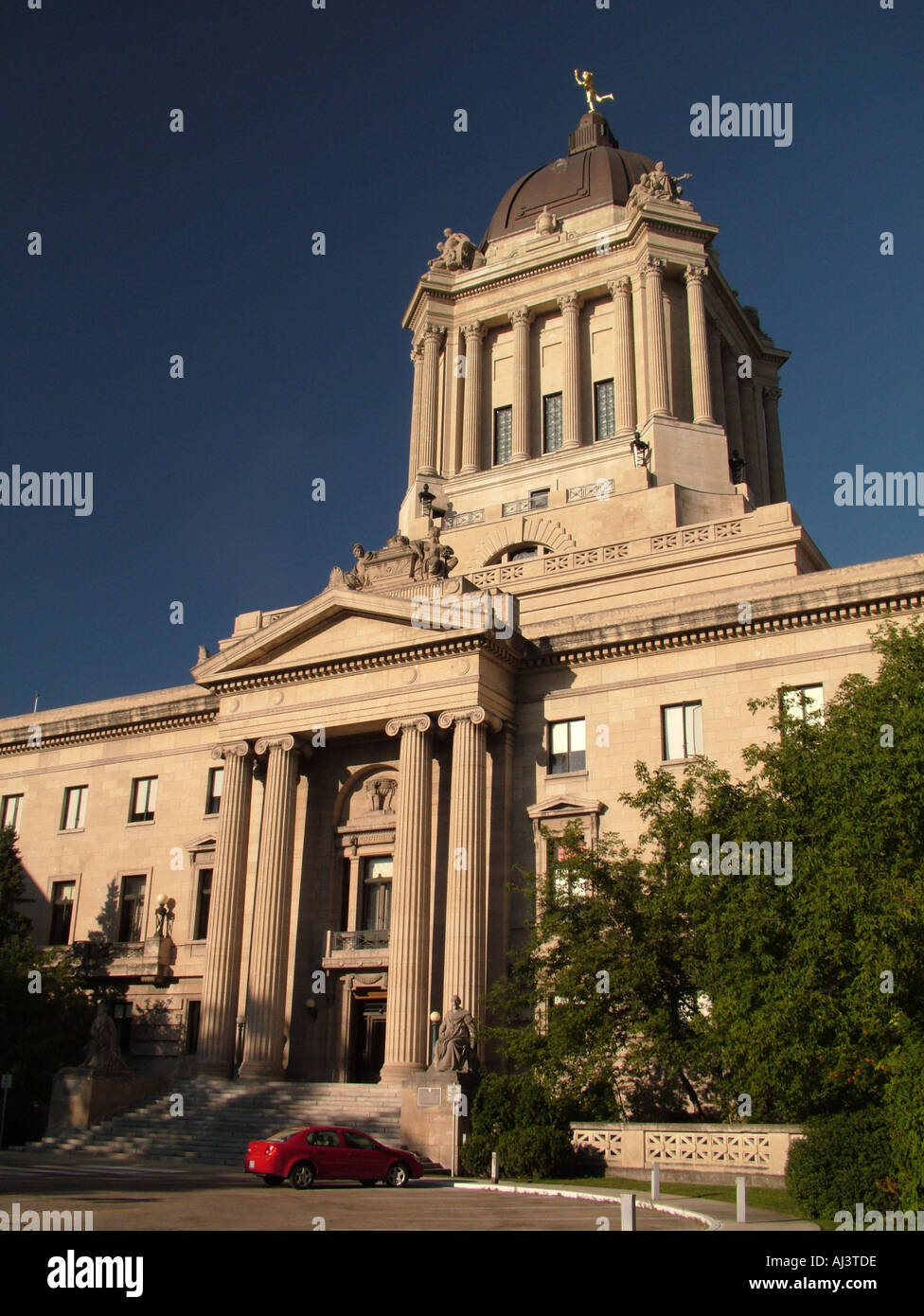 Manitoba parliament building winnipeg hi-res stock photography and ...