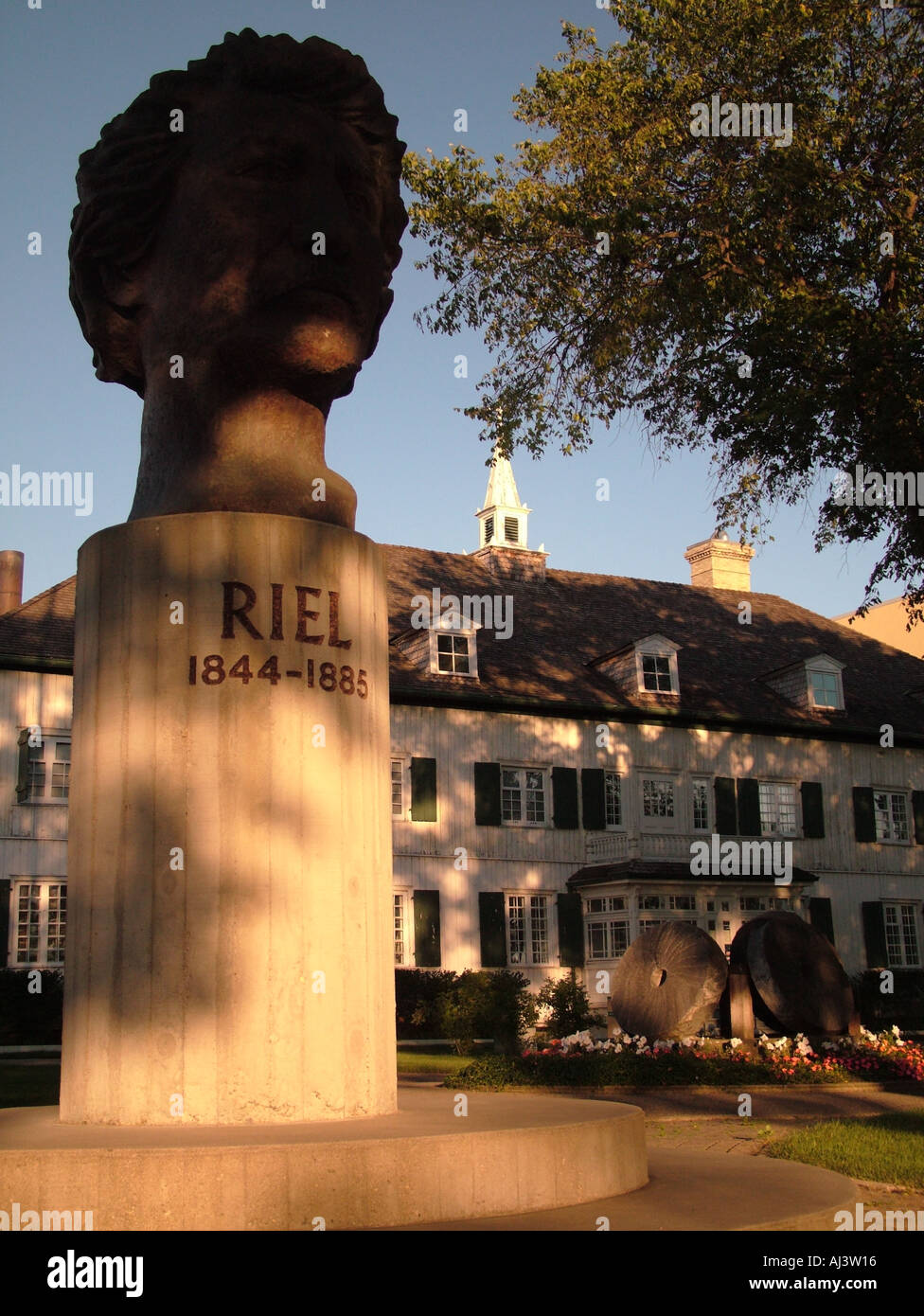 Louis riel statue winnipeg hi-res stock photography and images - Alamy