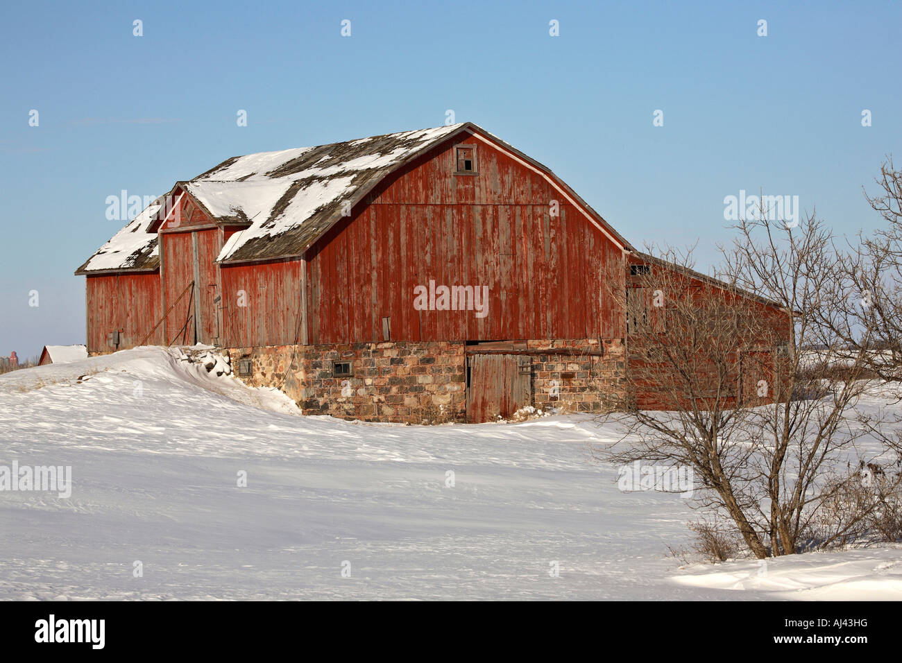 Old red barn in winter Stock Photo - Alamy