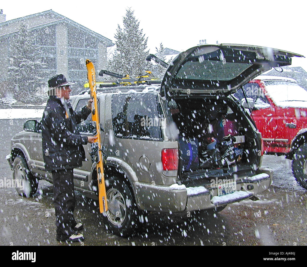 Loading up the car with skis in the snow Jackson Hole Wyoming Stock ...
