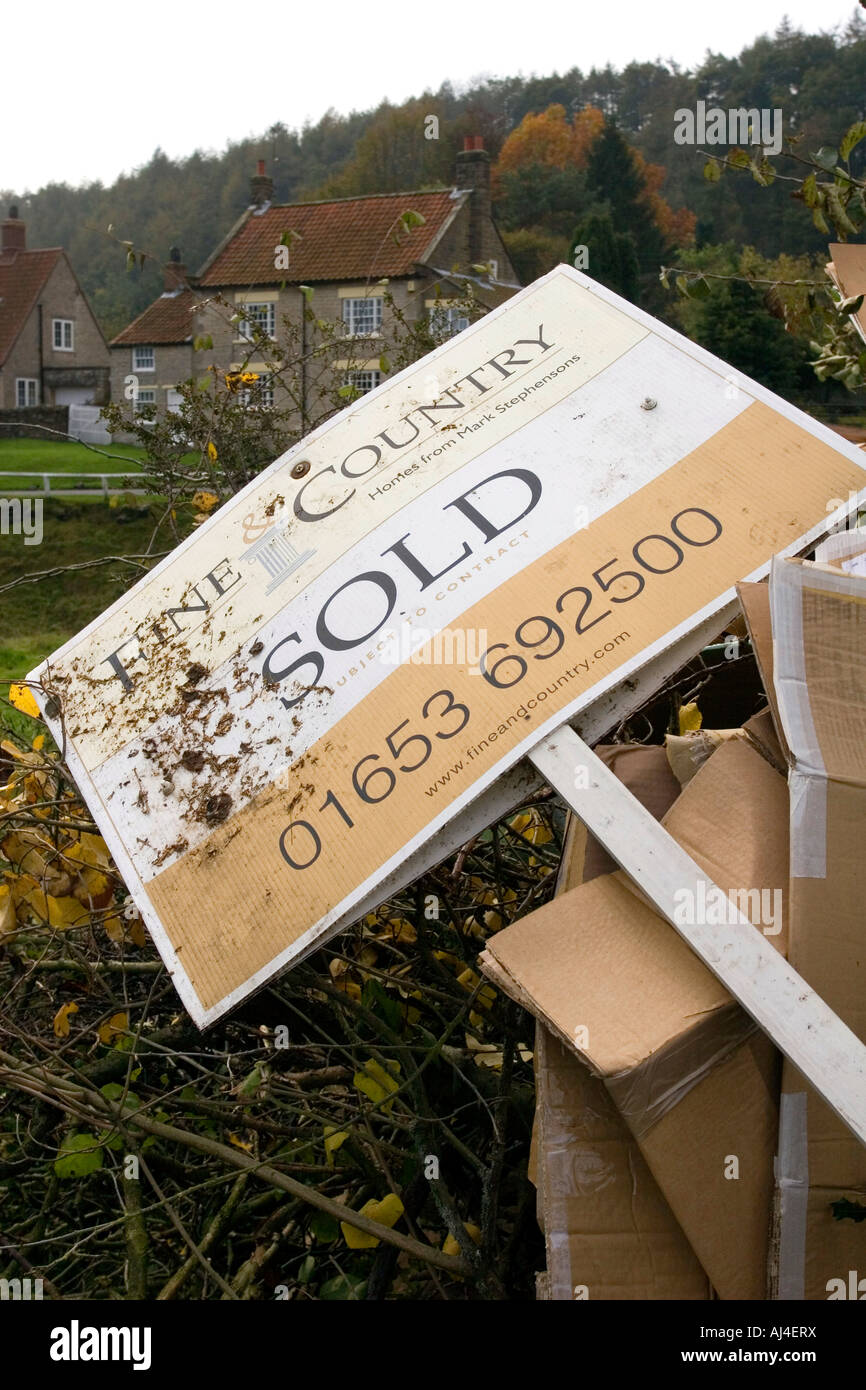 Discarded For Sale sign in a village in the North Yorkshire Moors Stock ...