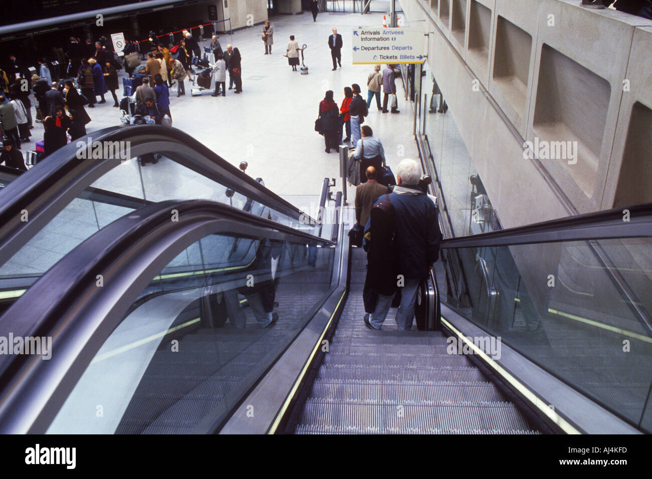 Waterloo station departure board hi-res stock photography and images ...