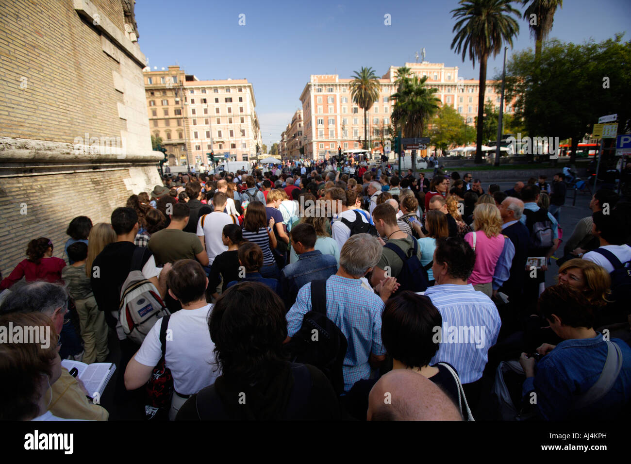 Crowds Waiting To Enter The Vatican, Rome, Italy Stock Photo - Alamy