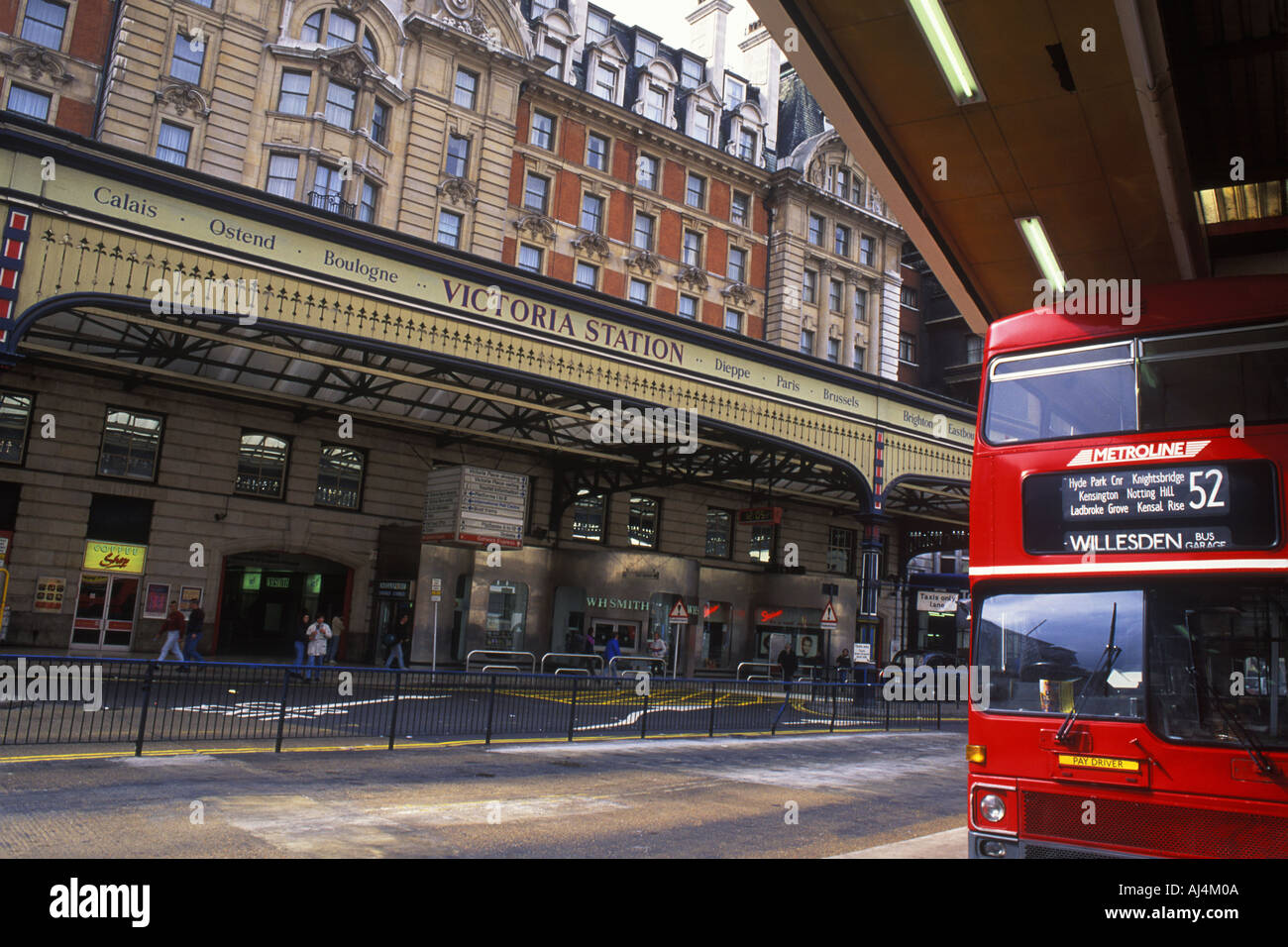 At london victoria station hi-res stock photography and images - Alamy