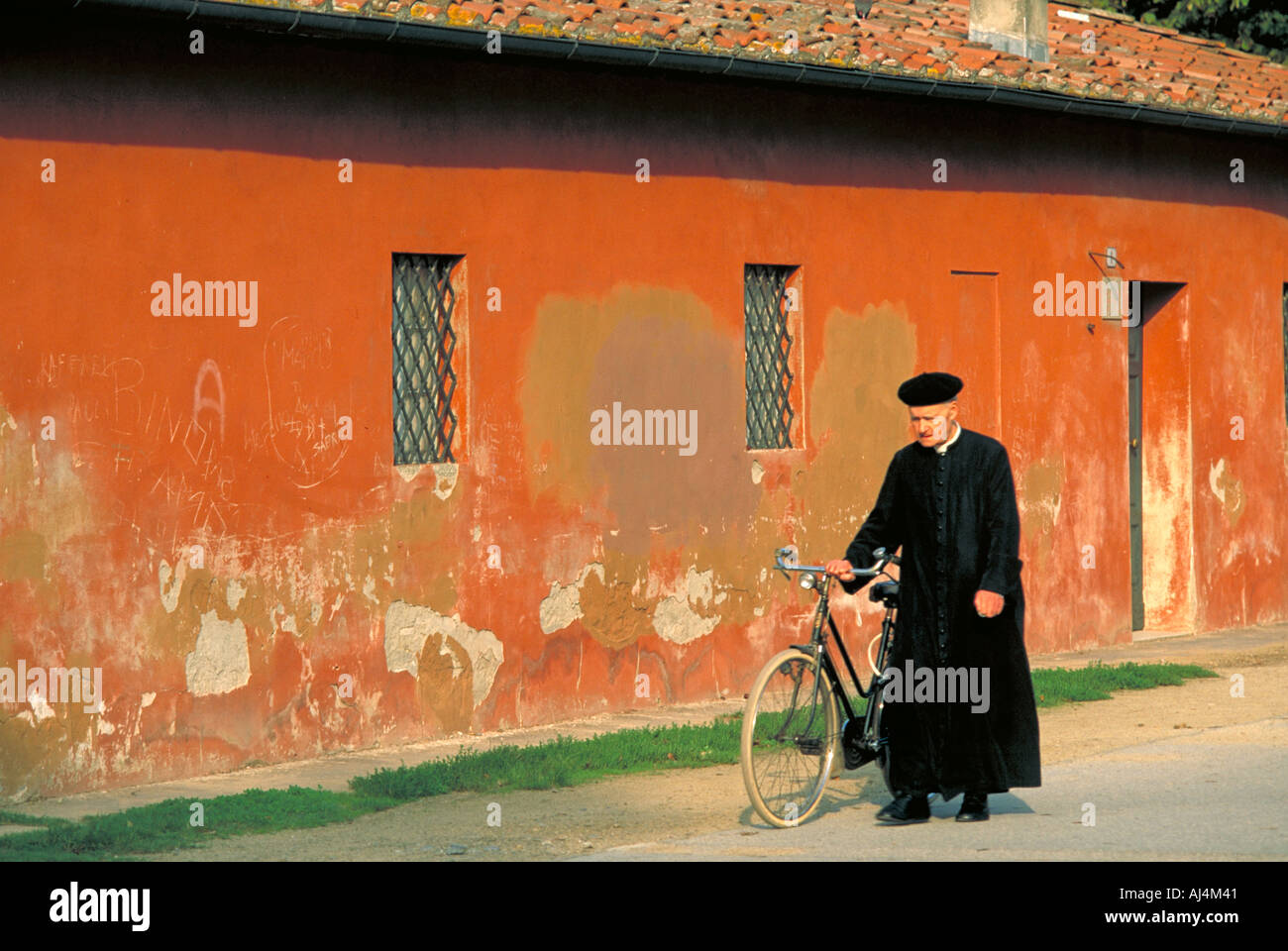 Elk140-3297 Italy, Lucca, priest walking bicycle Stock Photo - Alamy