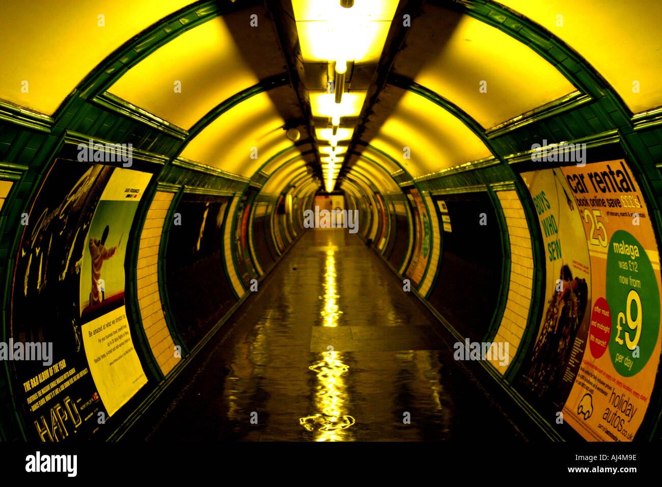 Embankment tube hi-res stock photography and images - Alamy