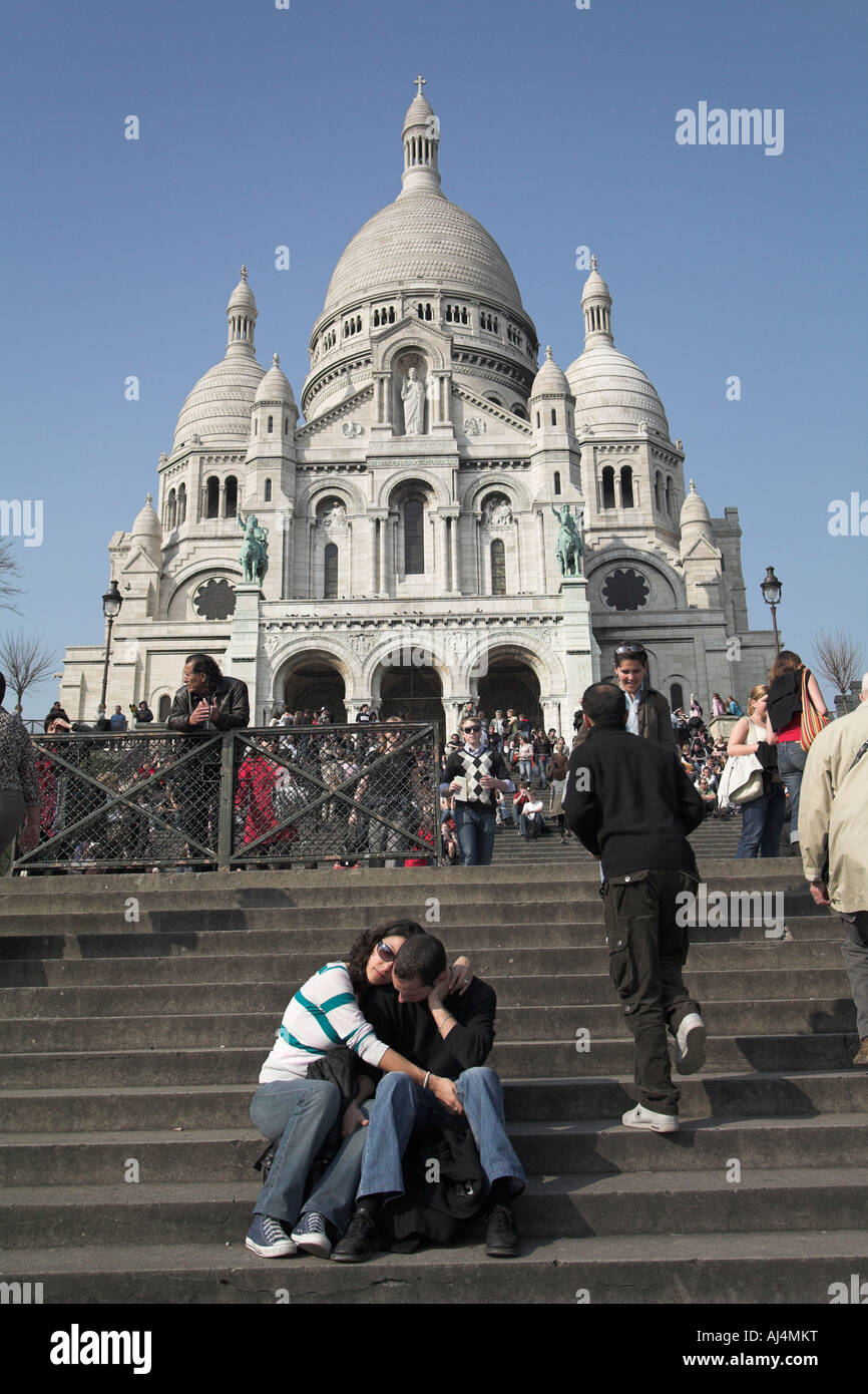 Sacre Coeur Montmartre Paris couple on steps Sacre Couer Stock Photo ...
