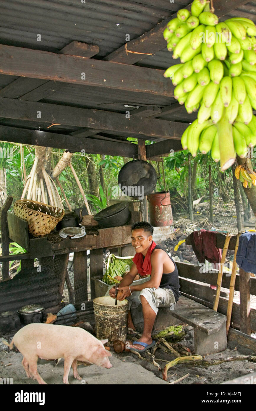 Coconut husk hut hi-res stock photography and images - Alamy