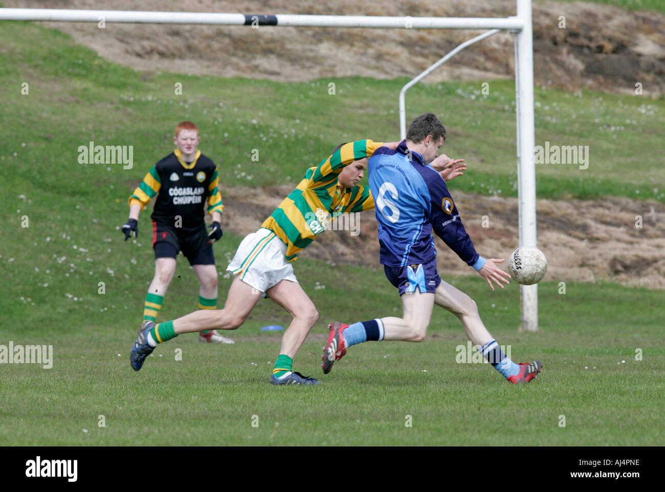 How To Kick A Gaelic Football at Leona Flowers blog