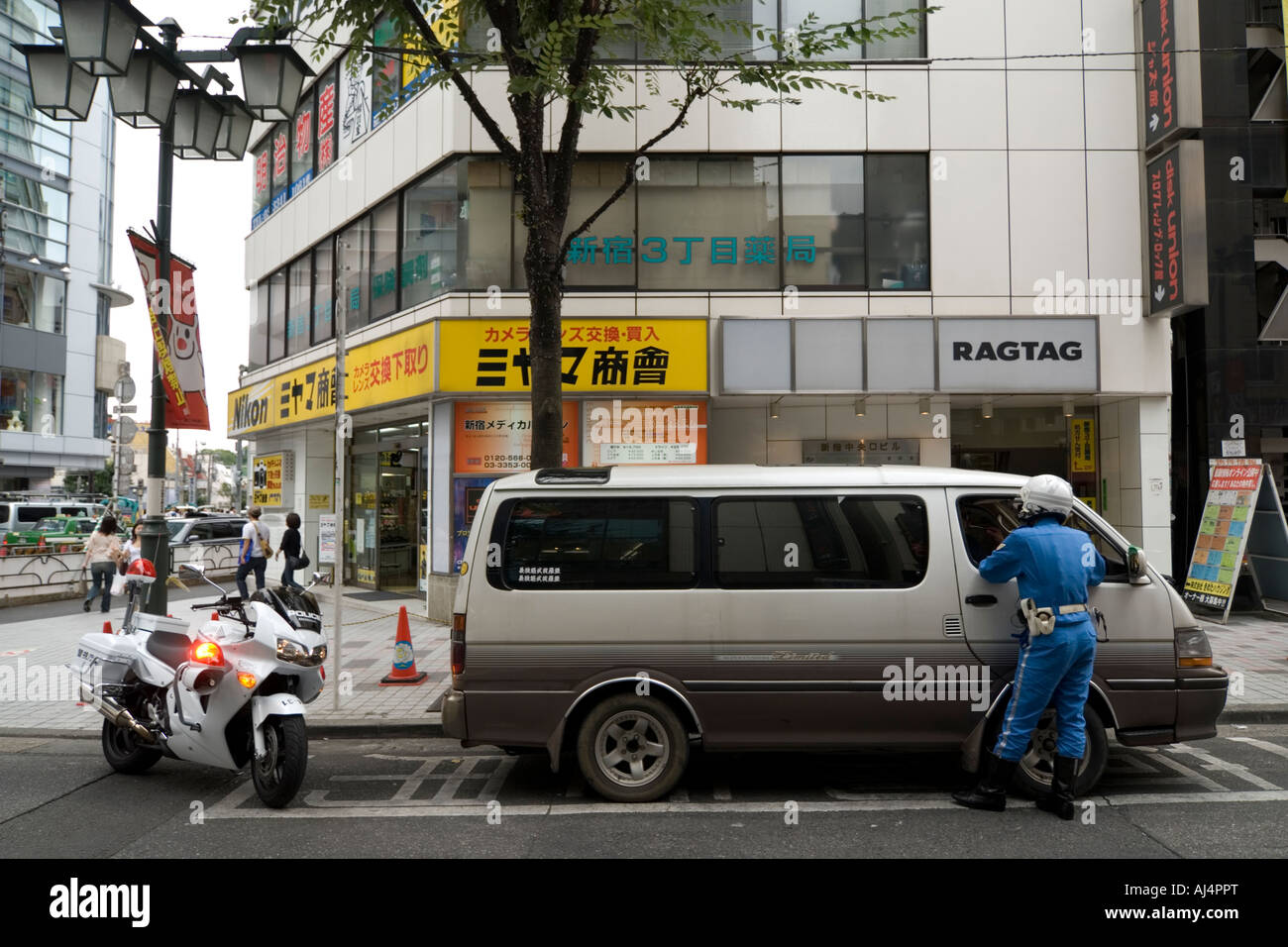 policemen check the car Stock Photo - Alamy