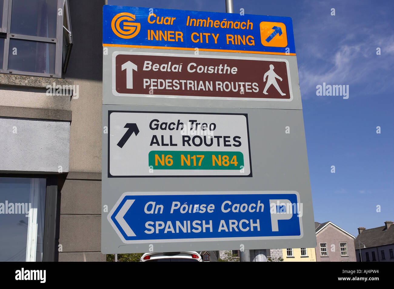 Bilingual irish gaelic english road hi-res stock photography and images ...