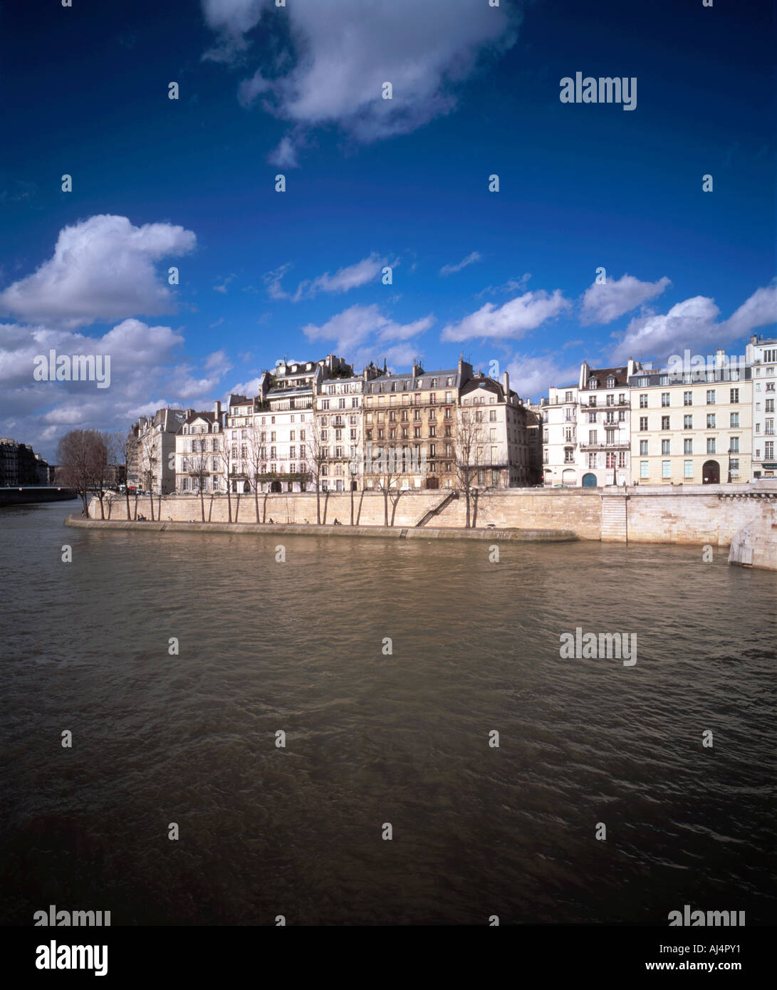 Paris houses along seine river hi-res stock photography and images - Alamy
