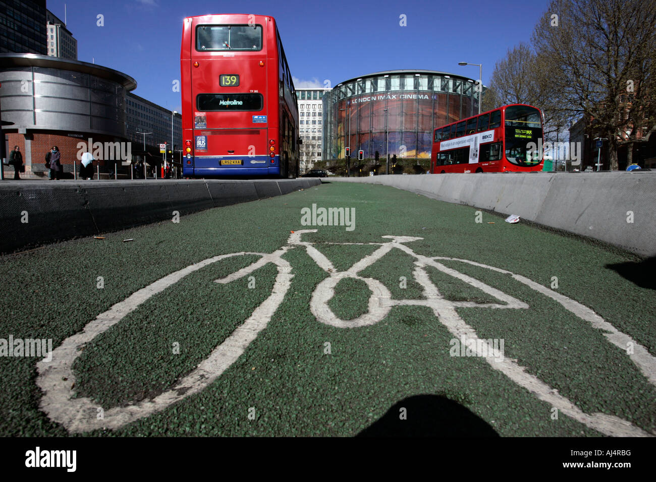 London street sign with bus hi-res stock photography and images - Alamy