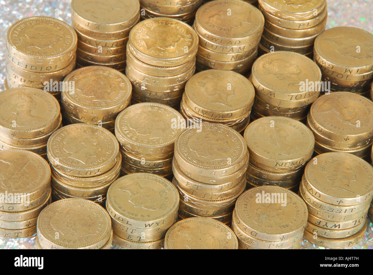Lots of British sterling £1 coins Stock Photo - Alamy