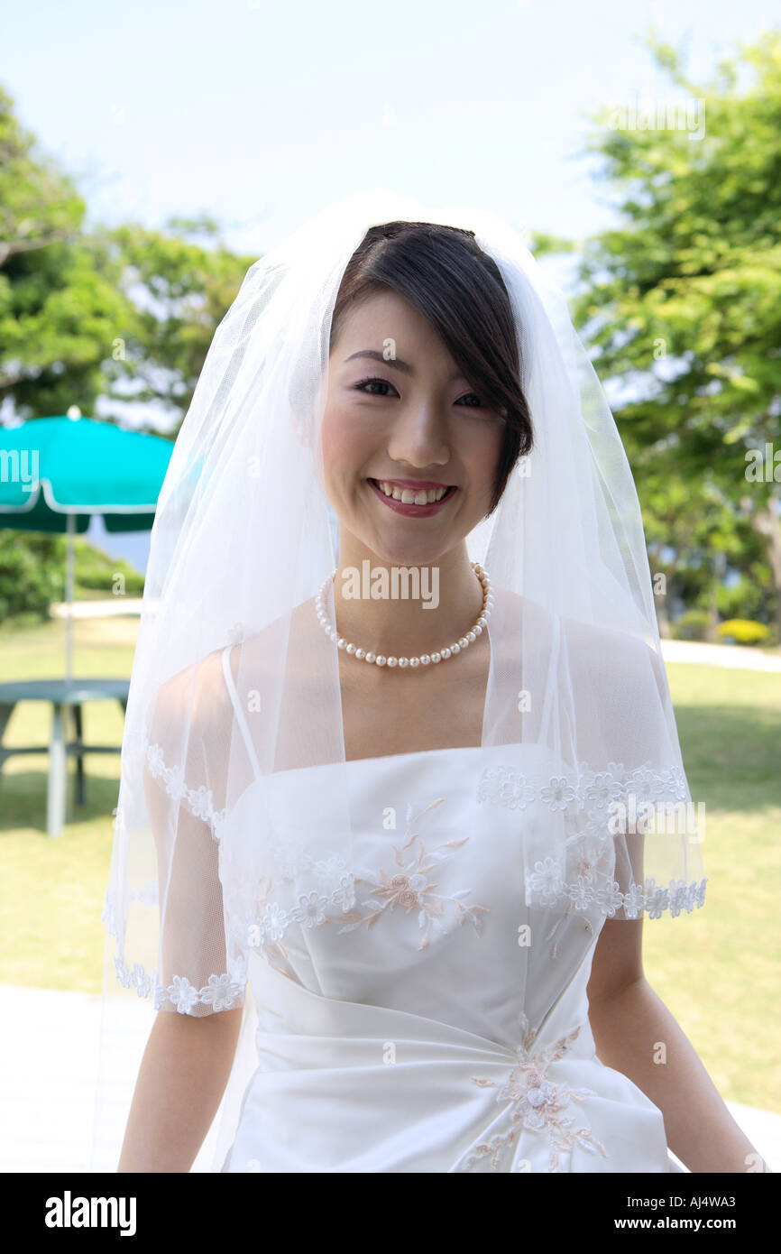 Bride japanese wedding veil hi-res stock photography and images - Alamy