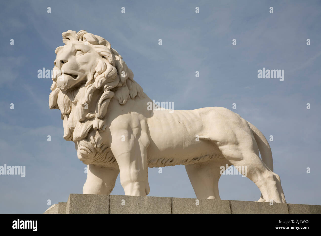 South bank lion hi-res stock photography and images - Alamy