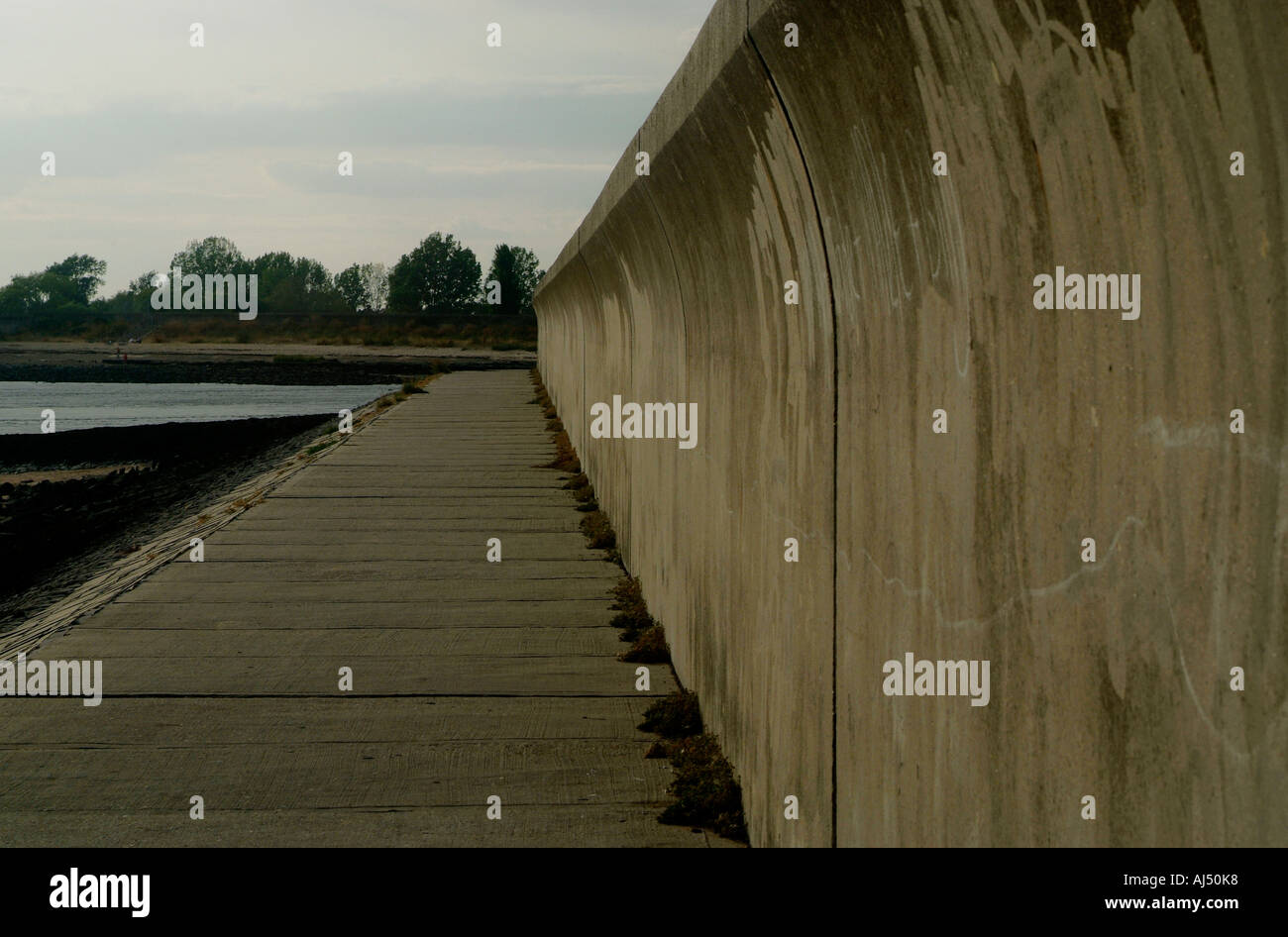 Sea wall and flood defence Stock Photo - Alamy