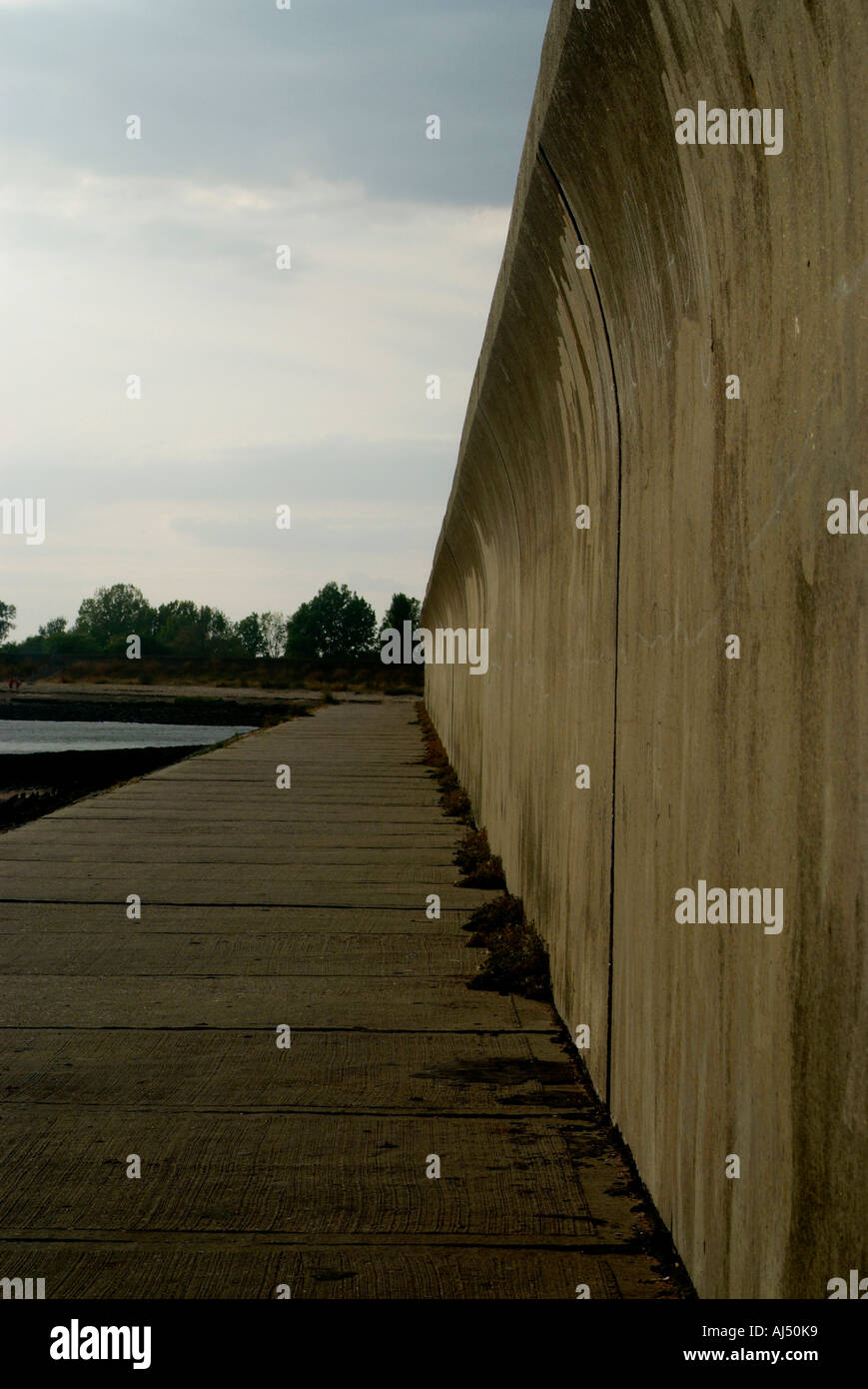 Sea wall and flood defence Stock Photo - Alamy