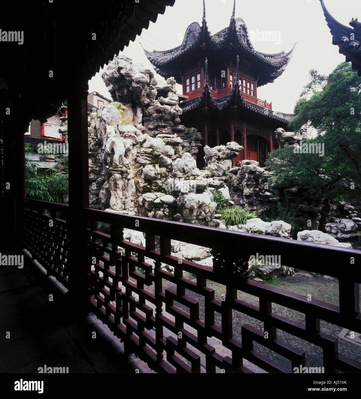 Chinese Pavilion and rockery garden in Yuyuan Garden,Shanghai, China ...
