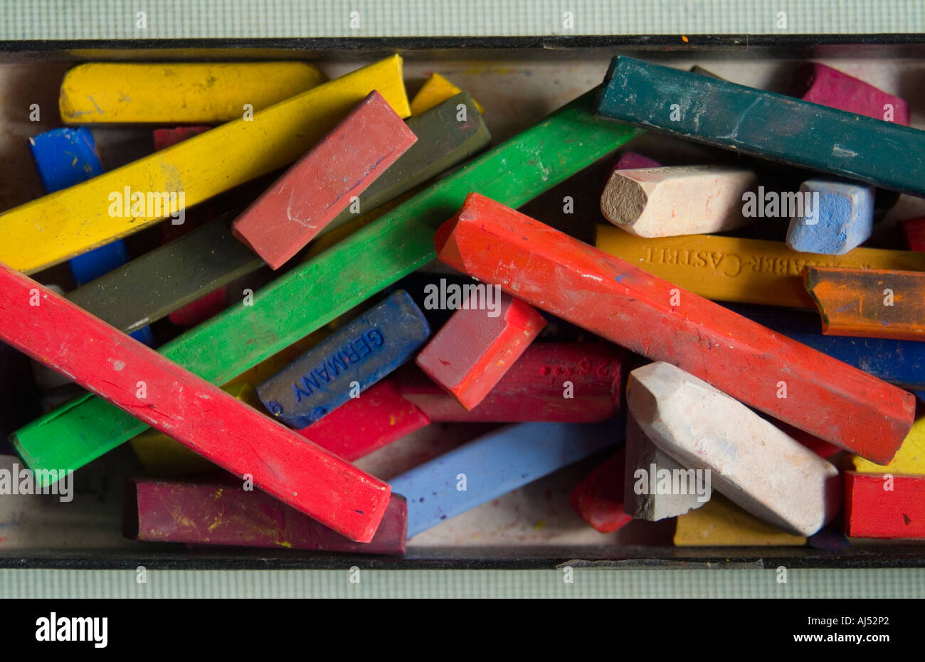 Artists material hi-res stock photography and images - Alamy