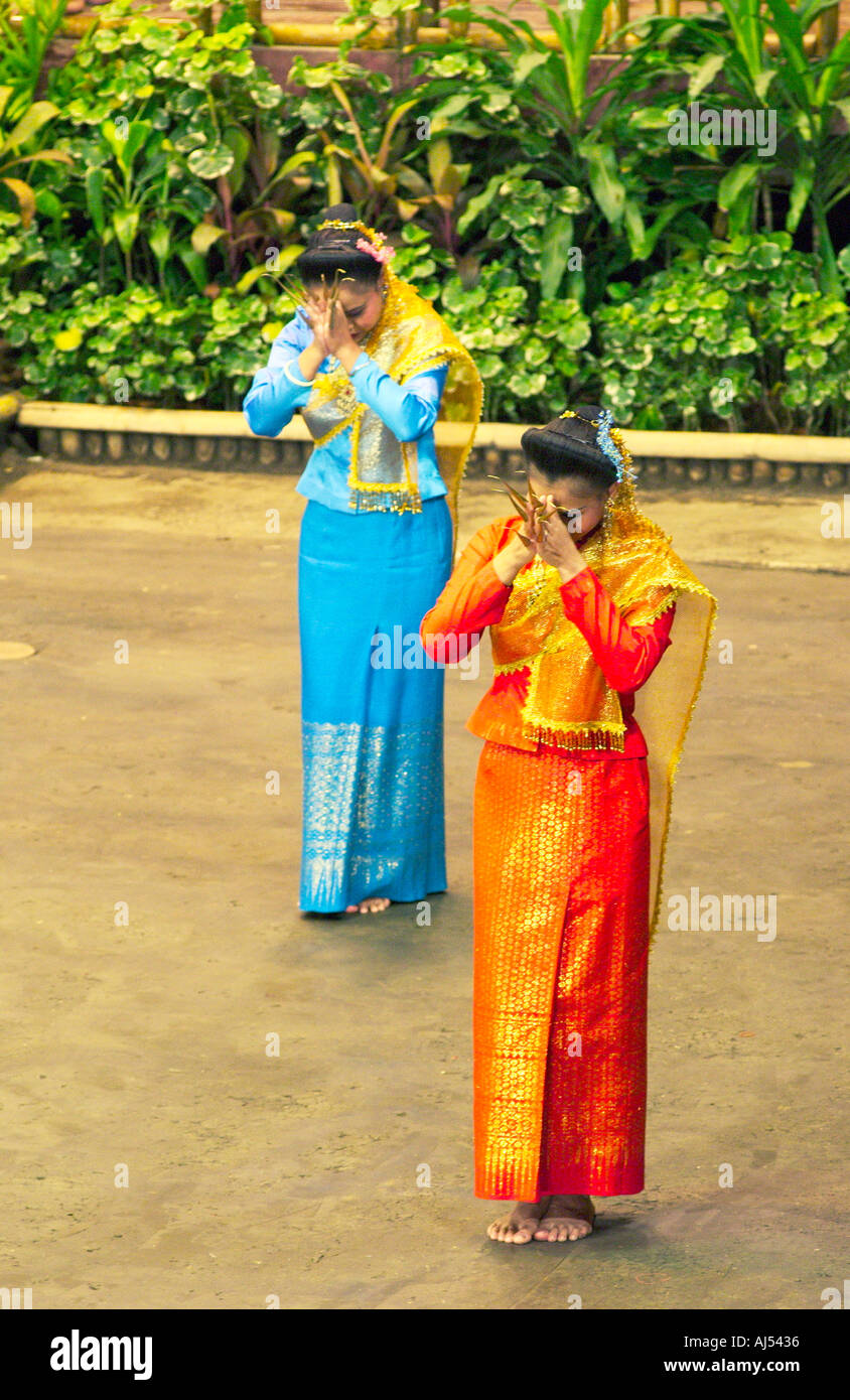 Thai rose garden dancers hi-res stock photography and images - Alamy