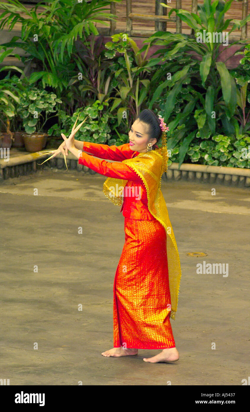 Thai rose garden dancers hi-res stock photography and images - Alamy